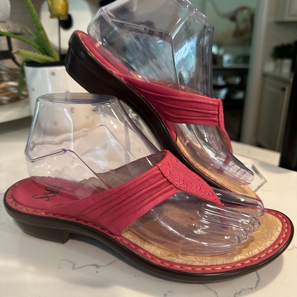 Sofft | Shoes | Sofft Pink Leather Thong Sandals Flip Flop Slides 65 ...